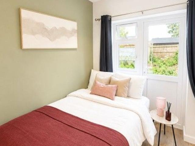 Lime Grove, Guildford GU1, Room to rent, £1,000 pcm | PrimeLocation