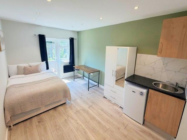 Lime Grove, Guildford GU1, Room to rent, £1,000 pcm | PrimeLocation
