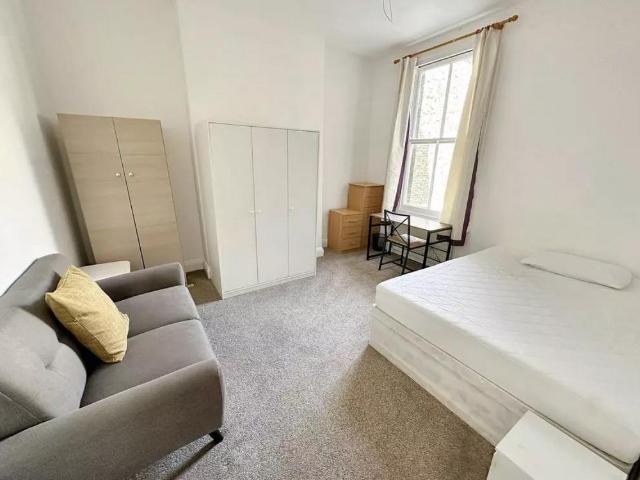 Lime Grove, London W12 5 bed apartment to rent £3,999 pcm £923 pw