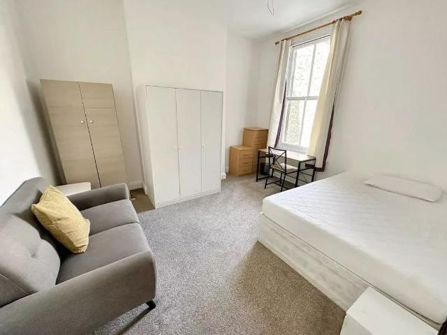 Lime Grove, London W12, 5 bed flat to rent, £4,250 pcm | PrimeLocation