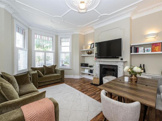 Lime Grove, Shepherds Bush, W12 2 bed flat to rent £3,100 pcm £715 pw