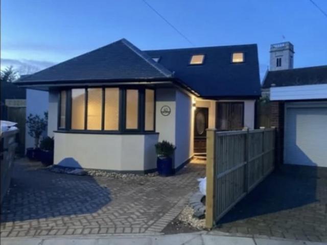 Lime Grove, Twickenham, Middlesex, TW1 4 bed detached bungalow to rent £5,000 pcm £1,154 pw