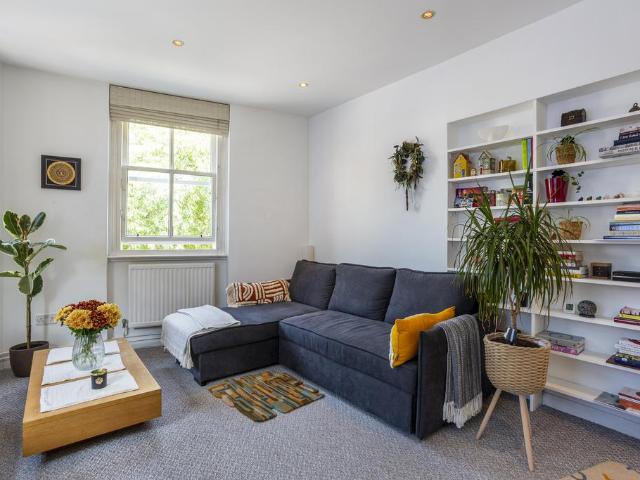 Limehouse Causeway, London E14 2 bed flat to rent £2,150 pcm £496 pw