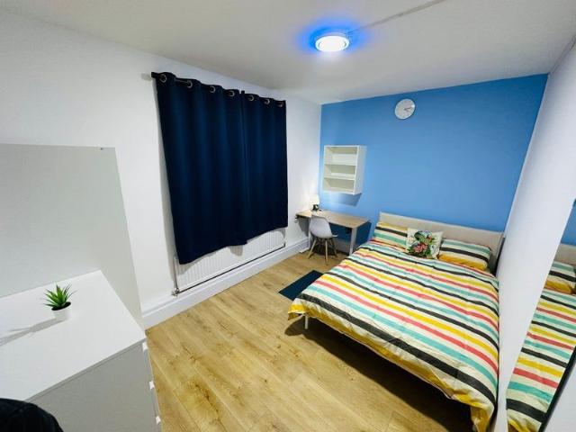 Limehouse Causeway, London E14, Room to rent, £900 pcm | PrimeLocation