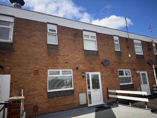 Limehurst Square, Northampton, NN5 2 bed flat to rent £1,050 pcm £242 pw