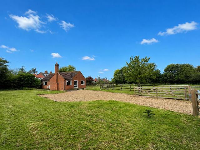 LIMES BUNGALOW, MIDDLE LANE, NETHER. 2 bed detached bungalow to rent £1,395 pcm £322 pw