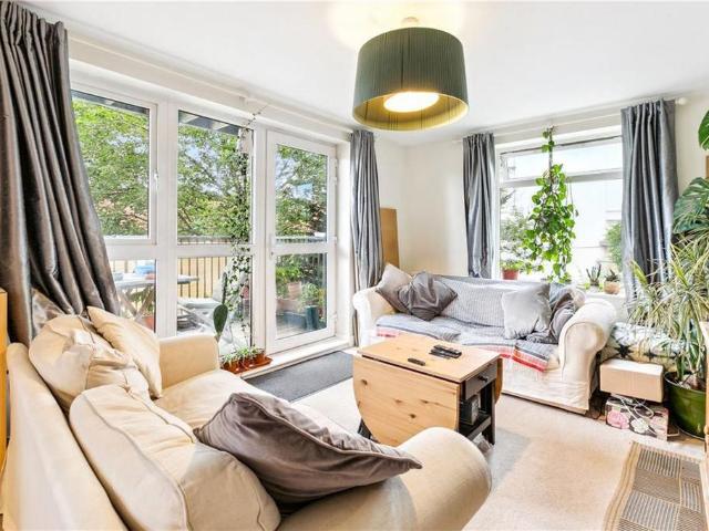 Limerick Close, London SW12 3 bed flat to rent £3,800 pcm £877 pw