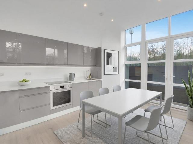 LIMITED OFFER: £500.00 RENT. 2 bed ground floor flat to rent £1,575 pcm £363 pw