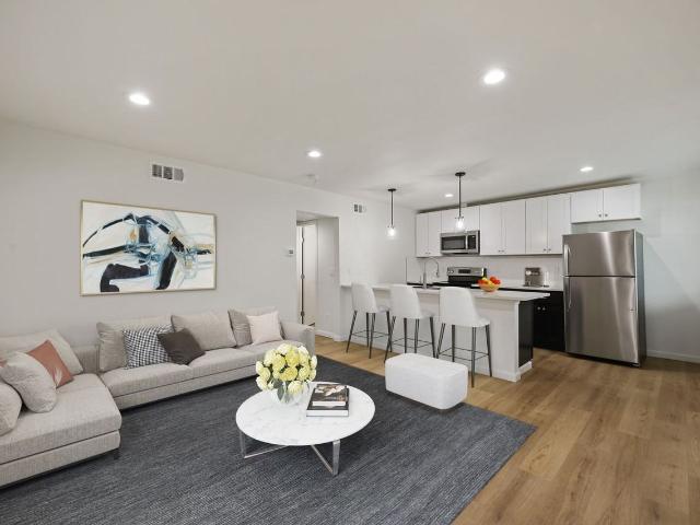Limited 2 Bedroom Apartment for Rent at 4823 Gaston Ave, Dallas, TX 75246 Peak's
