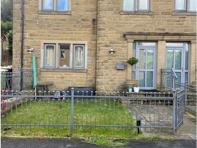 Linthwaite, Huddersfield HD7, 2 bed flat to rent, £725 pcm | PrimeLocation