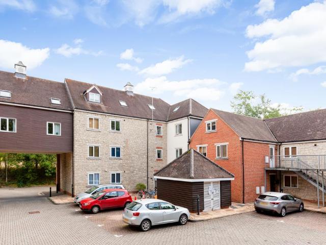 LINACRE COURT, HEADINGTON, OX3 2 bed apartment to rent £1,795 pcm £414 pw