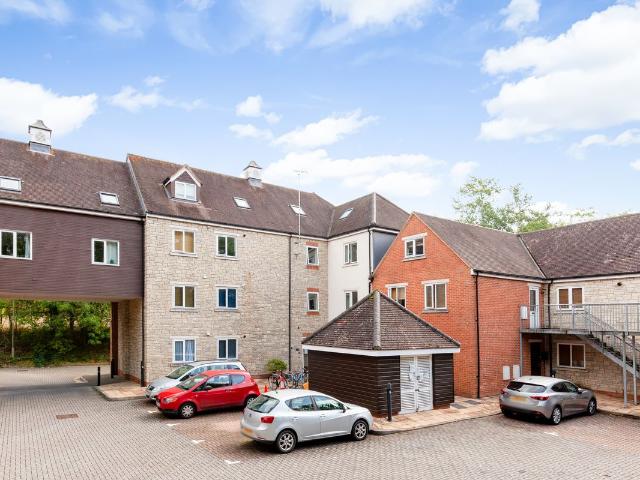 Linacre Court, Headington OX3, 2 bed flat to rent, £1,795 pcm | PrimeLocation