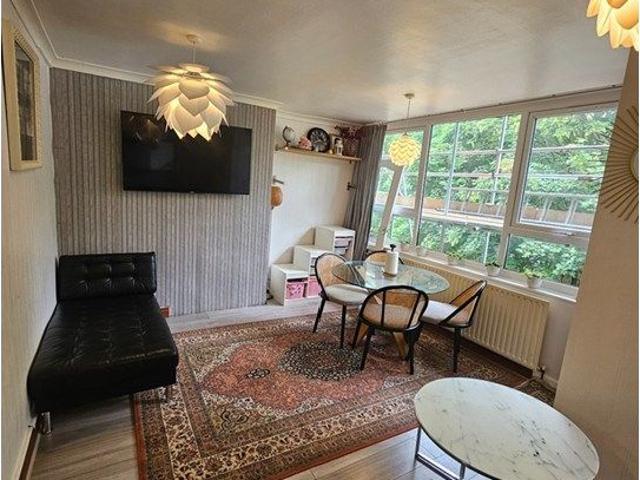 Lincombe Drive, Leeds LS8, 2 bed maisonette to rent, £900 pcm | PrimeLocation