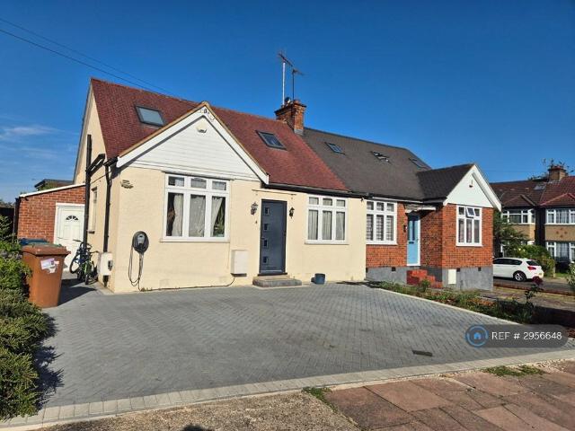 Lincoln Close, Harrow, HA2 4 bed bungalow to rent £3,200 pcm £738 pw