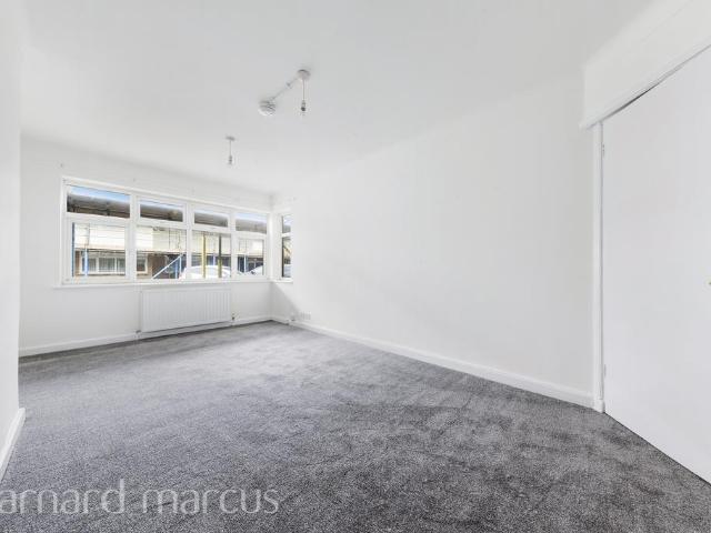 Lincoln Close, LONDON 2 bed flat to rent £1,600 pcm £369 pw