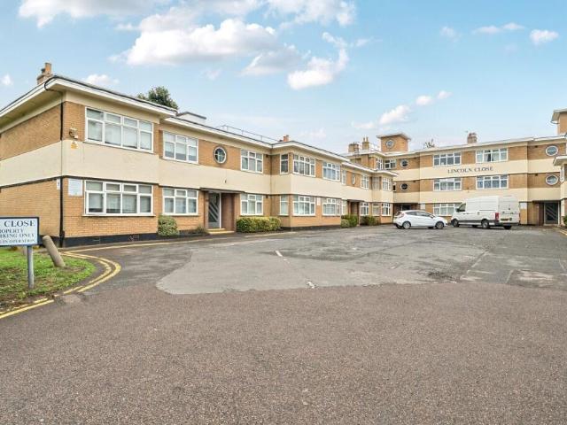 Lincoln Close, LONDON 2 bed flat to rent £1,650 pcm £381 pw