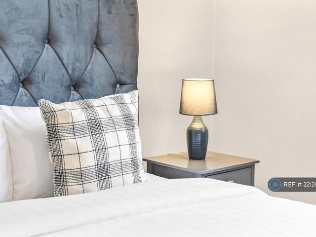 Lincoln Court, London, SW18 3 bed flat to rent £2,900 pcm £669 pw
