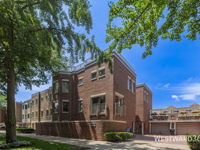 Lincoln Park Townhouse with Private Roof Deck and Garage Parking