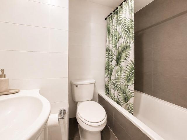 Lincoln place / 1.5 bath / roof / AC