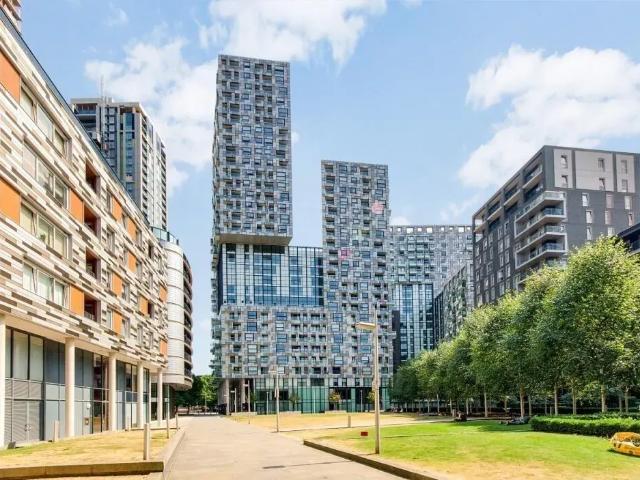 Lincoln Plaza, London E14, 3 bed flat to rent, £3,701 pcm | PrimeLocation