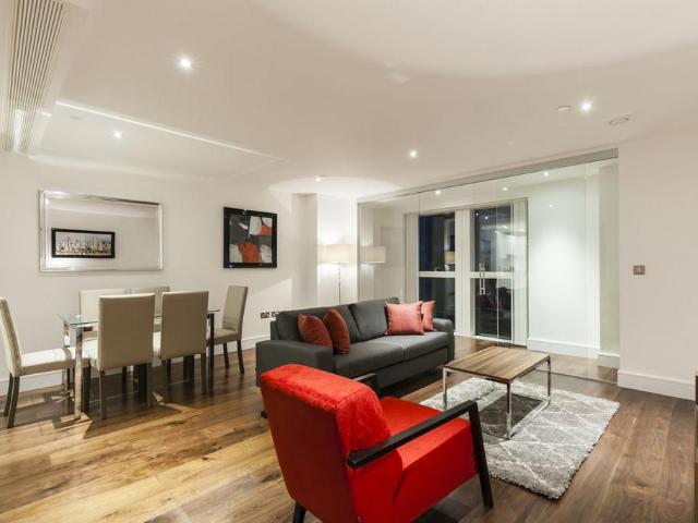 Lincoln Plaza, London E14 3 bed flat to rent £3,750 pcm £865 pw