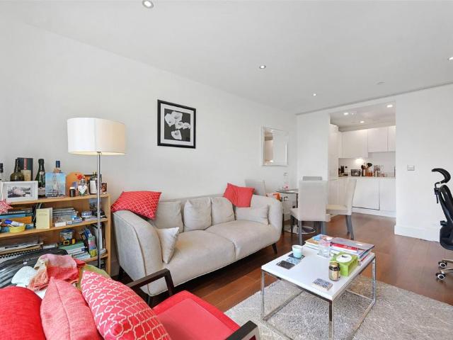 Lincoln Plaza, London E14 1 bed apartment to rent £2,450 pcm £565 pw