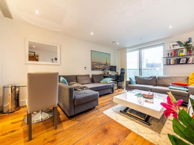 Lincoln Plaza, London E14 1 bed flat to rent £2,200 pcm £508 pw