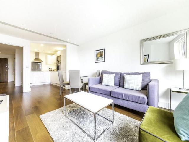 Lincoln Plaza, London E14 1 bed flat to rent £2,350 pcm £542 pw