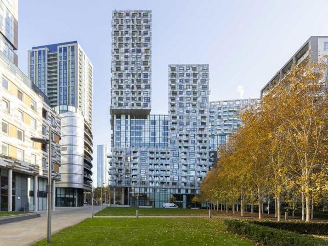 Lincoln Plaza, London E14 1 bed flat to rent £2,350 pcm £542 pw