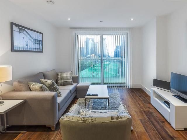 Lincoln Plaza, London E14 1 bed flat to rent £2,350 pcm £542 pw