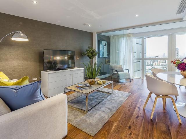 Lincoln Plaza, London E14 2 bed flat to rent £3,000 pcm £692 pw