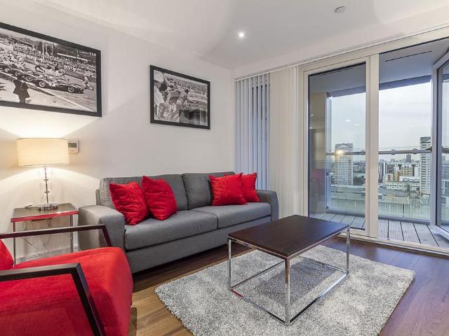Lincoln Plaza, London E14 2 bed flat to rent £2,950 pcm £681 pw