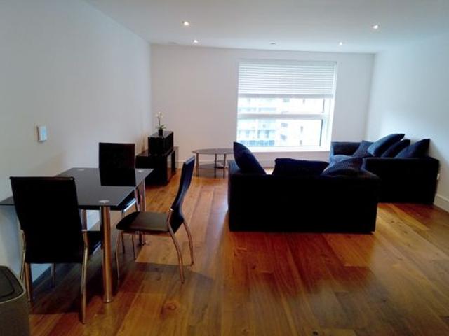 Lincoln Plaza, London E14, 2 bed flat to rent, £3,200 pcm | PrimeLocation
