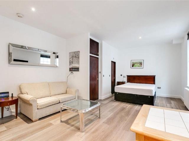Lincoln's Inn Fields, London WC2A Studio to rent £2,383 pcm £550 pw