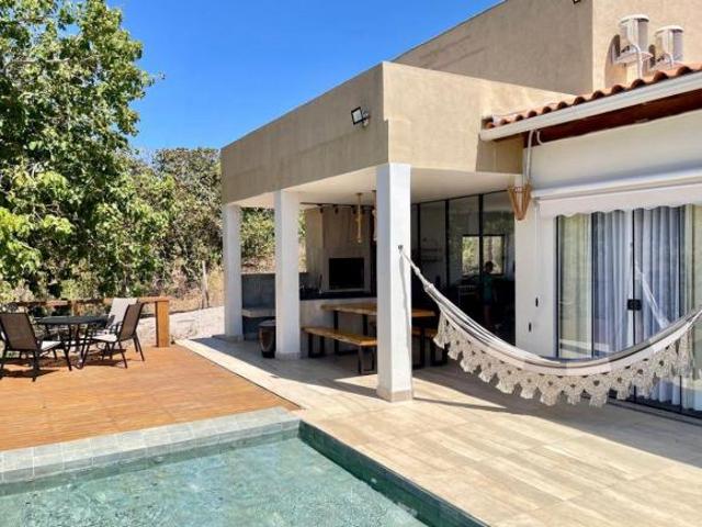 Linda vista de casa com piscina na Fazenda Vale do Segredo