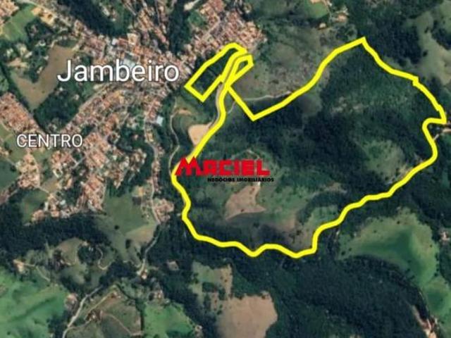 linda area ao lado do centro com mata nativa e água corrente