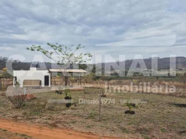 Linda área rural com rio, próxima à cidade