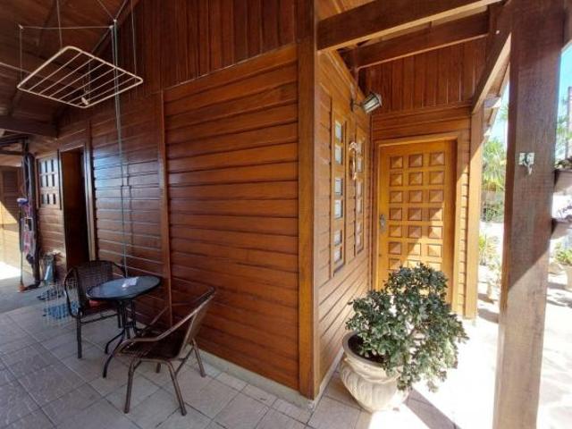 LINDA CAS DE MADEIRA NOBRE COM 3 DORM. SUITE E GARAGEM