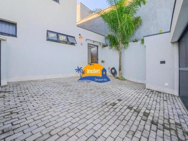 Linda casa mobiliada e moderna a poucos metros da praia