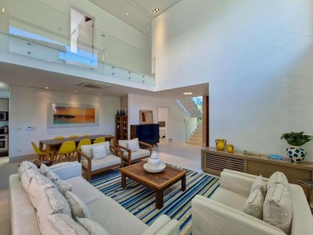 Linda Casa Moderna à Venda na Riviera de São Lourenço –