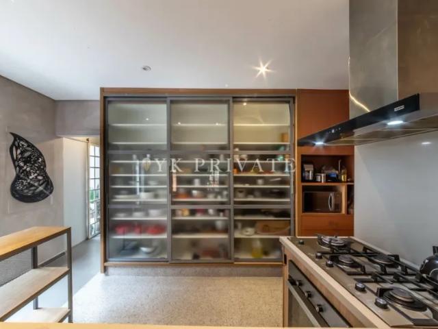 Linda Casa moderna de 220m²  4 Suítes  1Banheiro social  Lavabo e 2 vagas de garagem