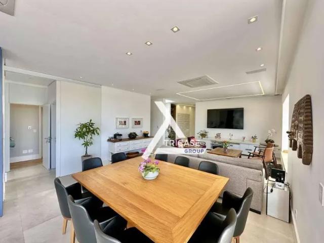Linda casa moderna nova mobiliada com terraços e vista espetacular