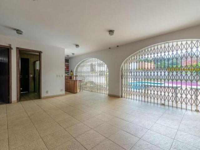 LINDA CASA NA CIDADE JARDIM próxima à Praça Alfredo Volpi Rua das Malvas 230. A casa possui 4 suítes
