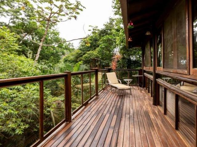 LINDA CASA NA PRAIA DE GUAECÁ COM DECK DE MADEIRA COM VISTA PARA MATA