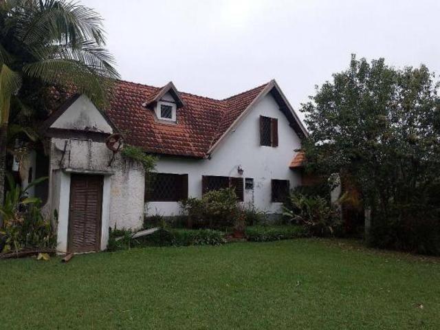 Linda casa no miolo da Granja Viana