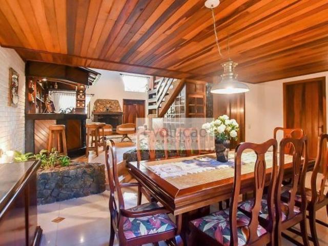 LINDA CASA NO AHU ESPAÇOSA E BEM LOCALIZADA