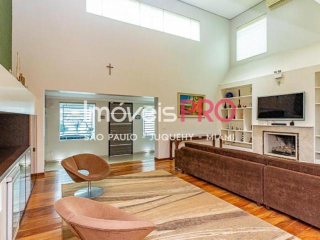 Linda casa no Alto da Boa Vista, ótima localização!