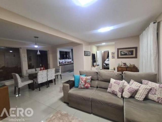 Linda casa no Altos da cidade