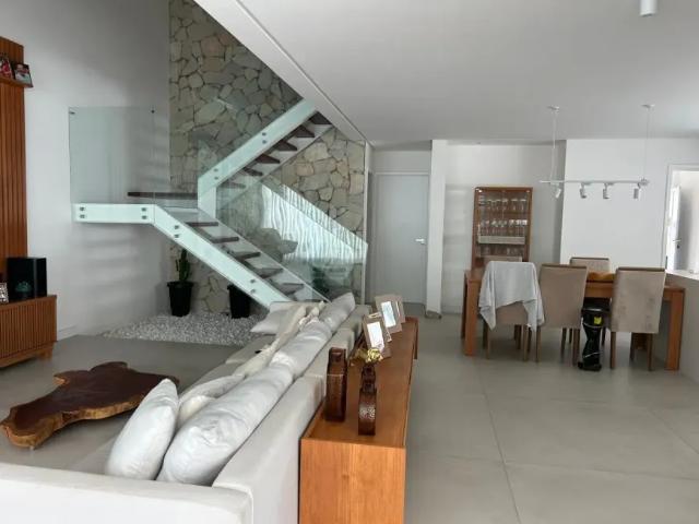 Linda Casa no Arwuipélago do Sol