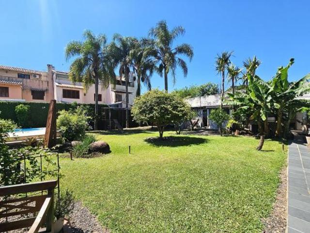 LINDA CASA NO BAIRRO GUARUJÁ TERRENO COM 22 METROS DE FRENTE